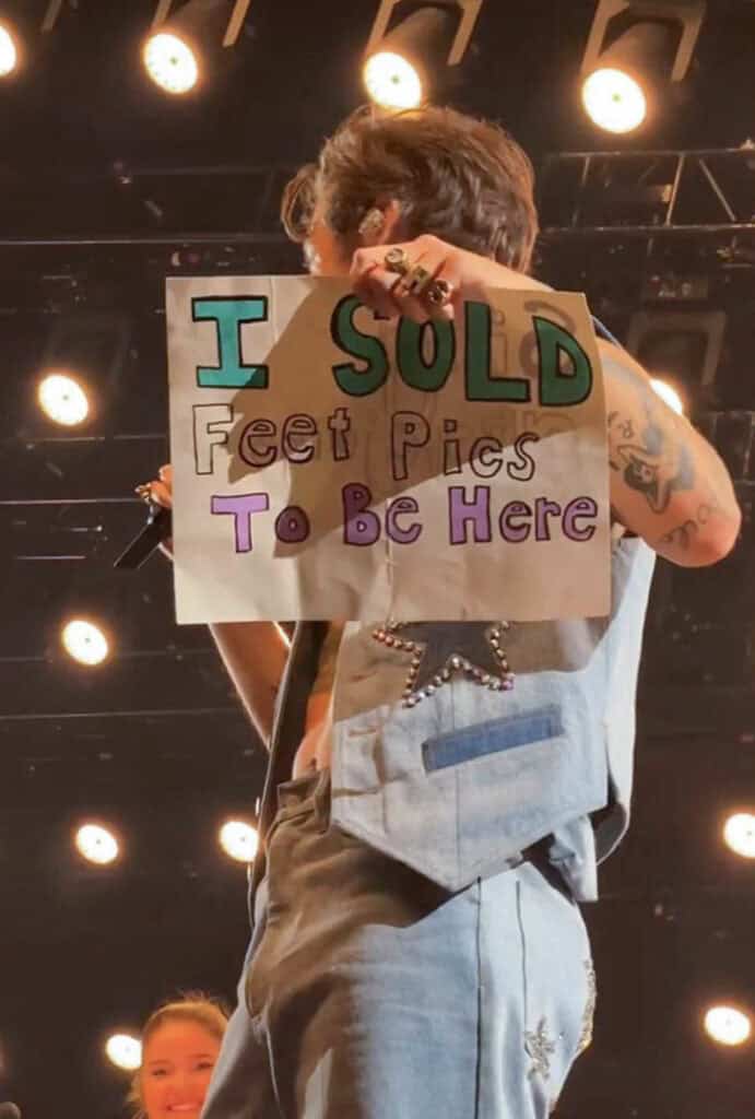 40 Funny Concert Signs From Clever And Creative Fans