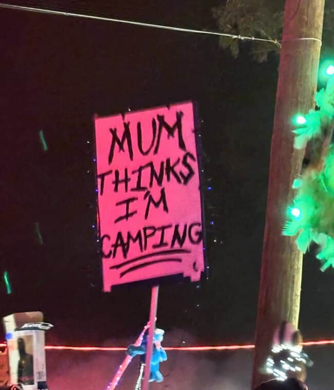 40 Funny Concert Signs From Clever And Creative Fans