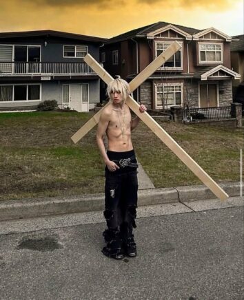 50 Funny Pictures With Insane Poses That Left Us With More Questions ...