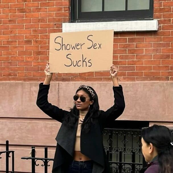 50+ Funny Images From "Dudette With A Sign" Bringing Laughter To The Masses