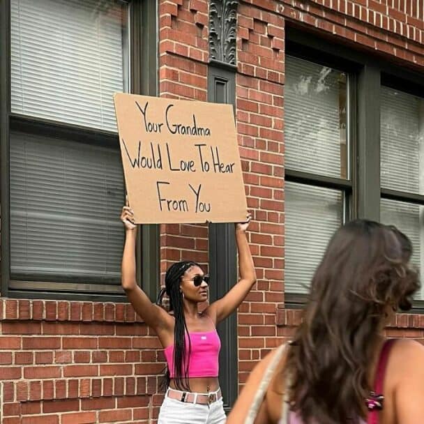 50+ Funny Images From "Dudette With A Sign" Bringing Laughter To The Masses