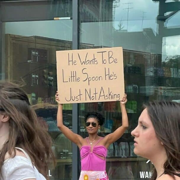 50+ Funny Images From "Dudette With A Sign" Bringing Laughter To The Masses
