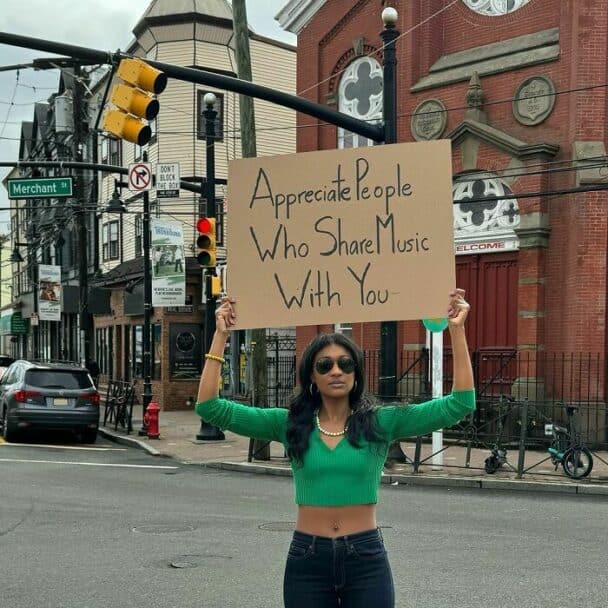 50+ Funny Images From "Dudette With A Sign" Bringing Laughter To The Masses