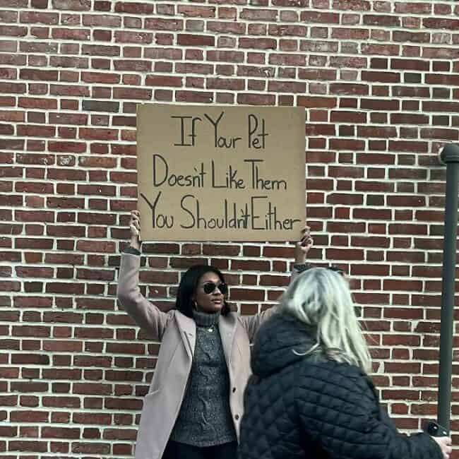 50+ Funny Images From "Dudette With A Sign" Bringing Laughter To The Masses
