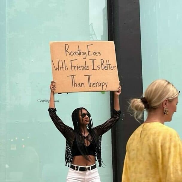 50+ Funny Images From "Dudette With A Sign" Bringing Laughter To The Masses