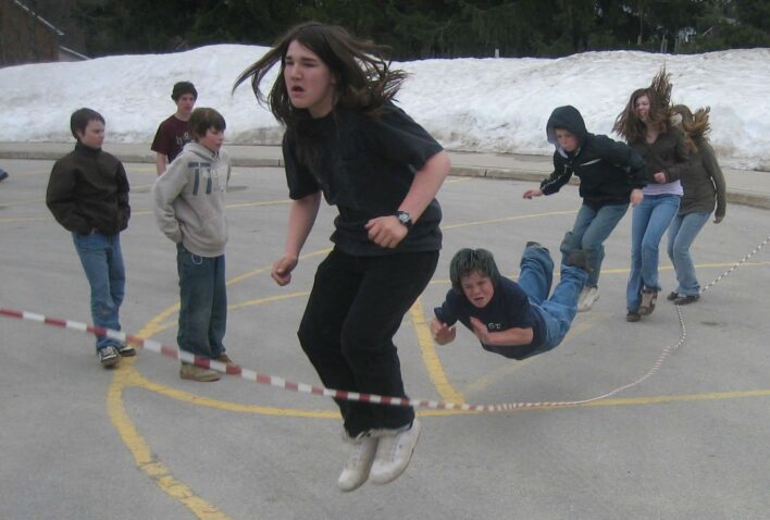 50 Perfectly Timed Photos That'll Glitch Your Brain Out For A Second