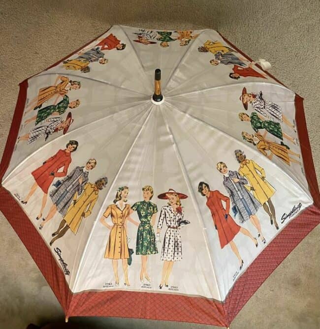 40 Hilariously Weird Thrift Store Finds Shoppers Couldn't Help But Take ...