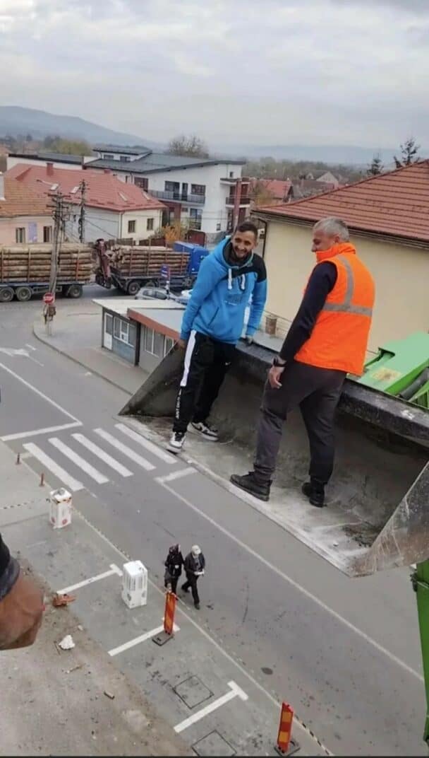 "Tricking The Eyes" — 40 Bizarre Photos Taken From Confusing Perspectives