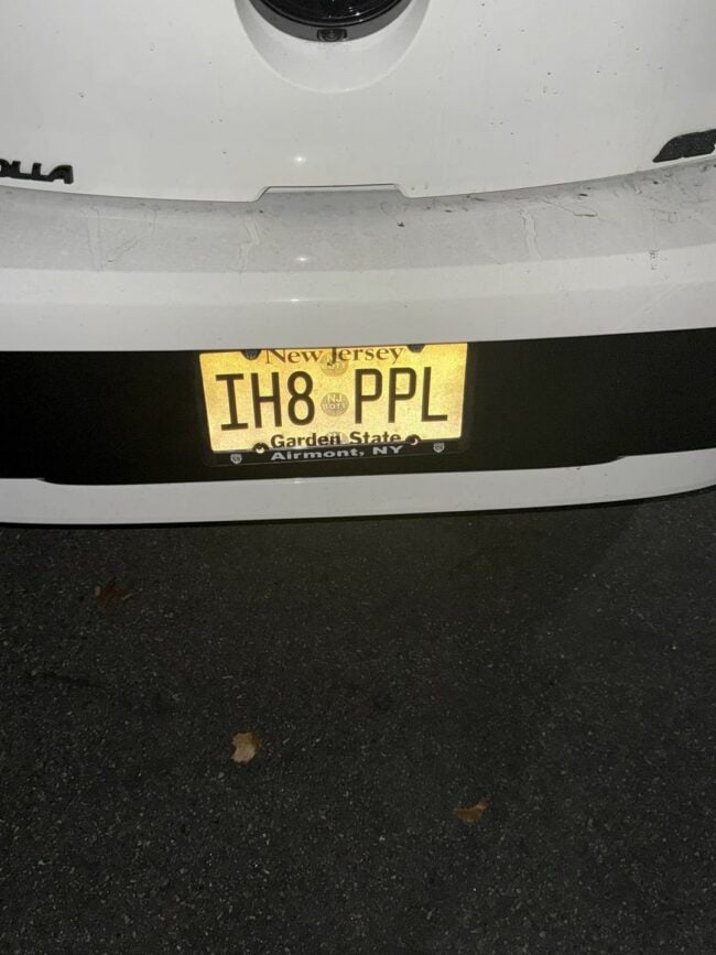 45 Hilarious Personalized License Plates People Found Out In The Wild