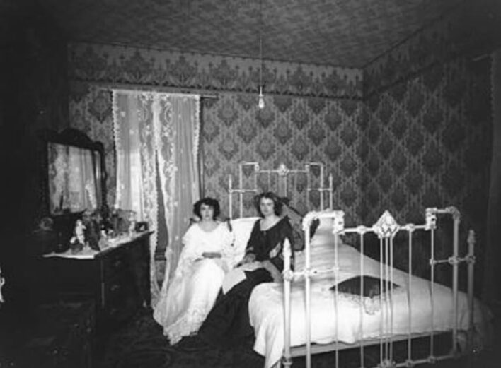 15 Rare Historical Photos Of Brothels In The Wild West