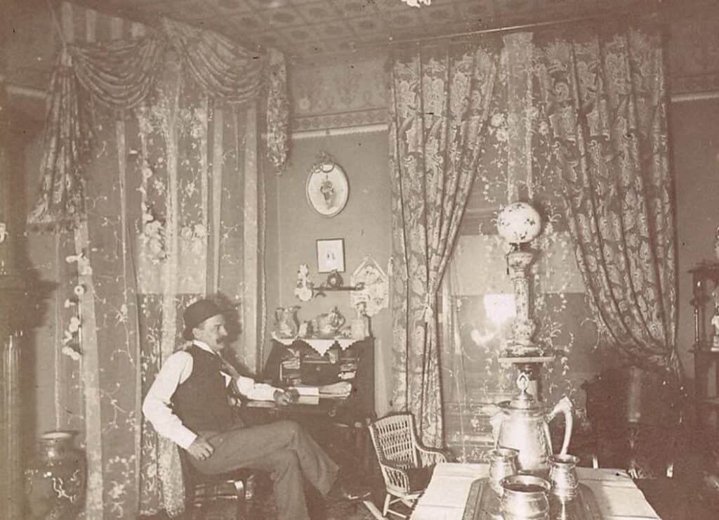 15 Rare Historical Photos Of Brothels In The Wild West