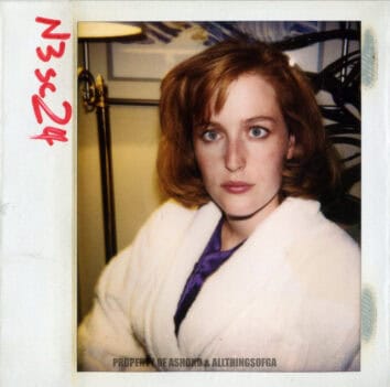 40 Nostalgic Behind The Scenes Polaroids From The X-Files Every Gen Xer ...