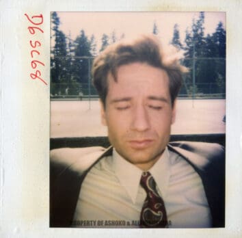 40 Nostalgic Behind The Scenes Polaroids From The X-Files Every Gen Xer ...