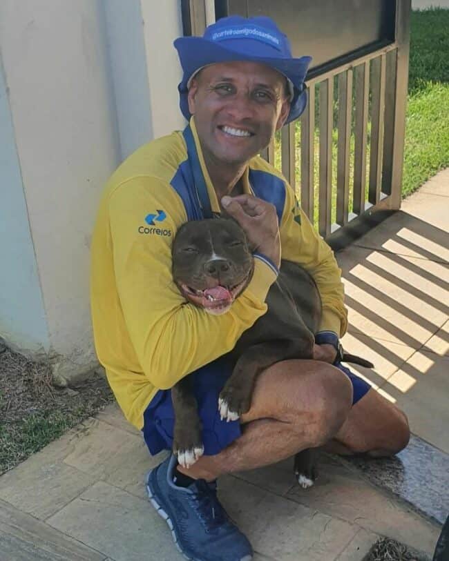 50 Wholesome Pictures Of This Mailman Taking Selfies With The Pets On ...