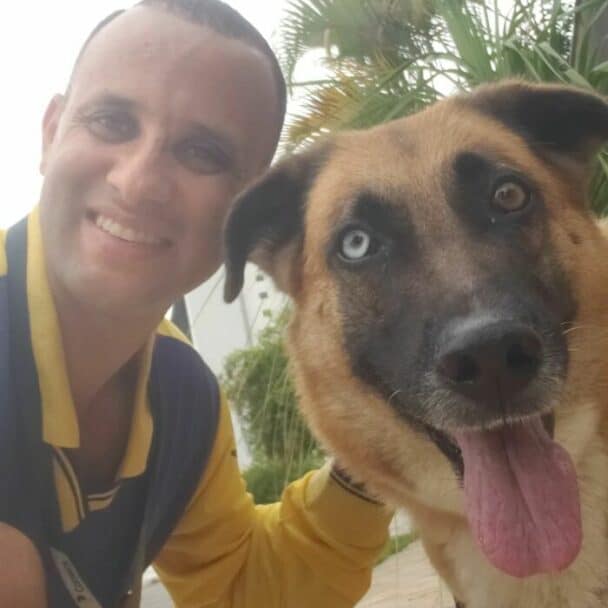 50 Wholesome Pictures Of This Mailman Taking Selfies With The Pets On ...
