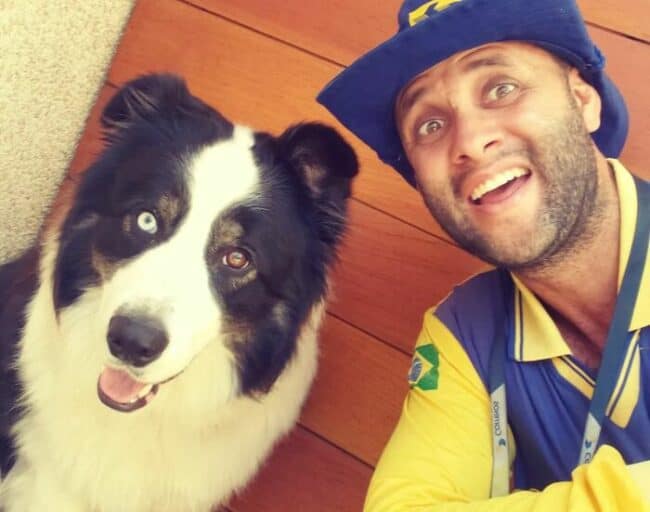 50 Wholesome Pictures Of This Mailman Taking Selfies With The Pets On ...