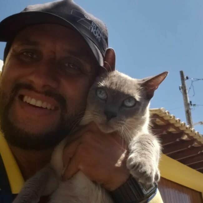 50 Wholesome Pictures Of This Mailman Taking Selfies With The Pets On ...