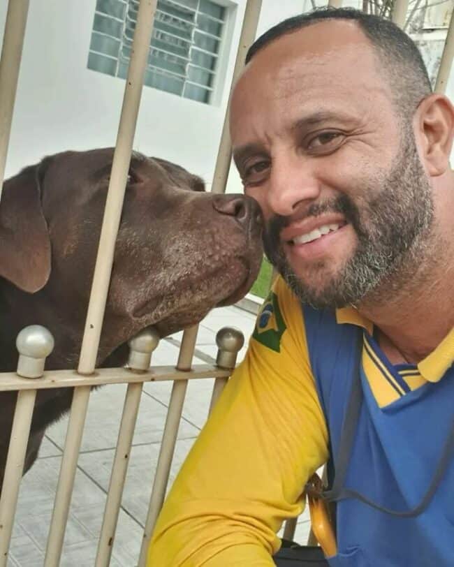 50 Wholesome Pictures Of This Mailman Taking Selfies With The Pets On ...