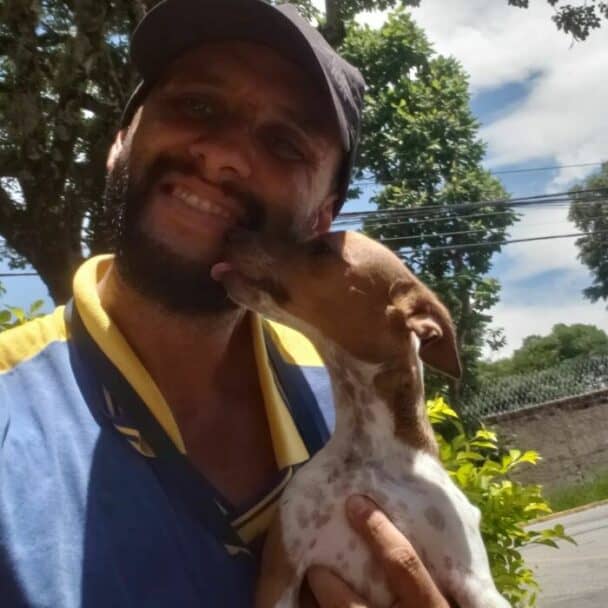 50 Wholesome Pictures Of This Mailman Taking Selfies With The Pets On ...