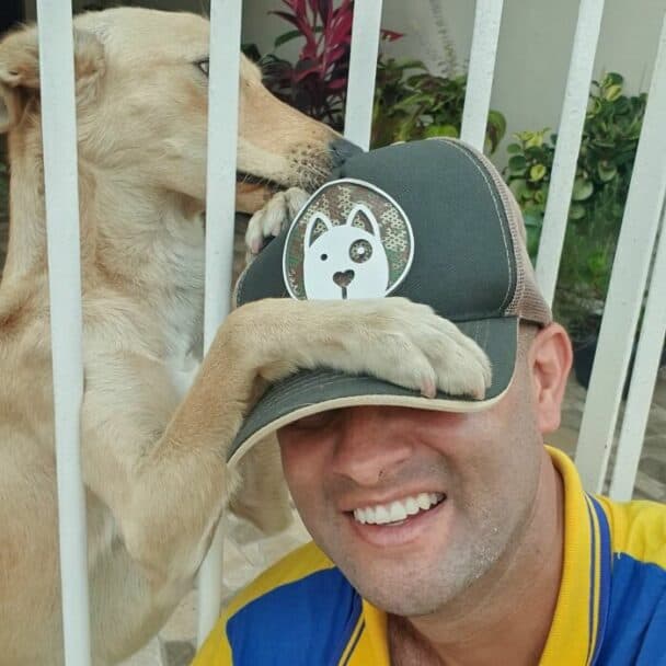 50 Wholesome Pictures Of This Mailman Taking Selfies With The Pets On ...