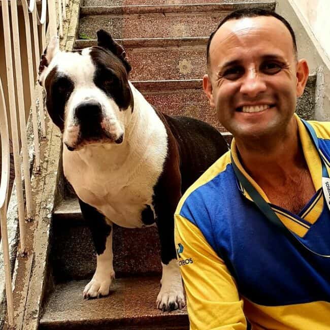 50 Wholesome Pictures Of This Mailman Taking Selfies With The Pets On ...