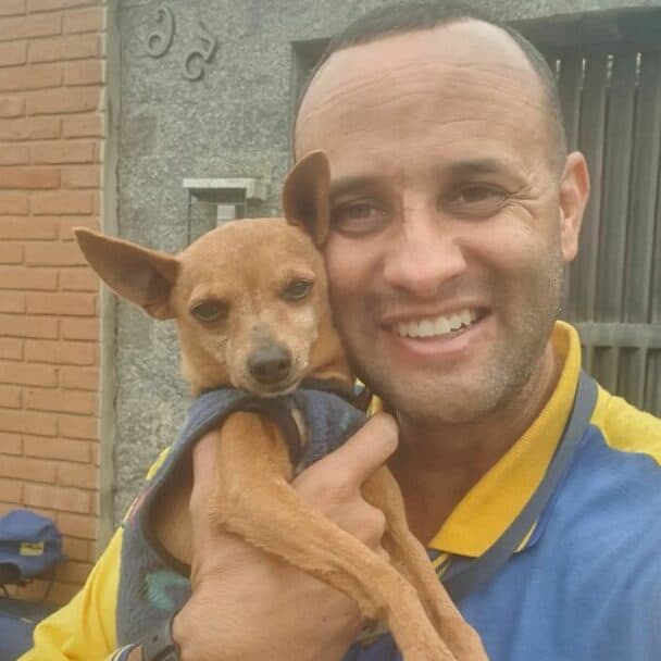 50 Wholesome Pictures Of This Mailman Taking Selfies With The Pets On ...