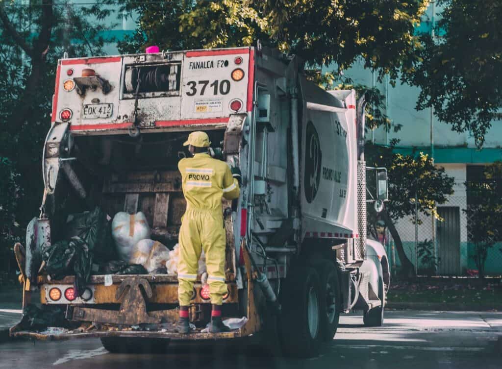 21 Trash Collectors Share The Most Disturbing Things They Found In The ...