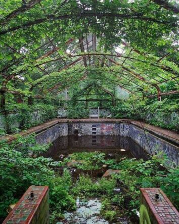 32 Creepiest Pool Rooms That Stay Swimming In The Minds Of All Who See Them