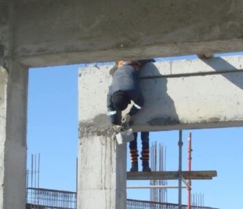 40 Funny OSHA Fails For Workers Whose Motto Is "Safety Last"