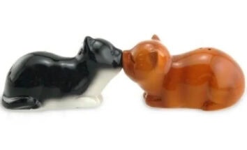 35 Funny Salt And Pepper Shakers That’ll Spice Up Your Kitchen