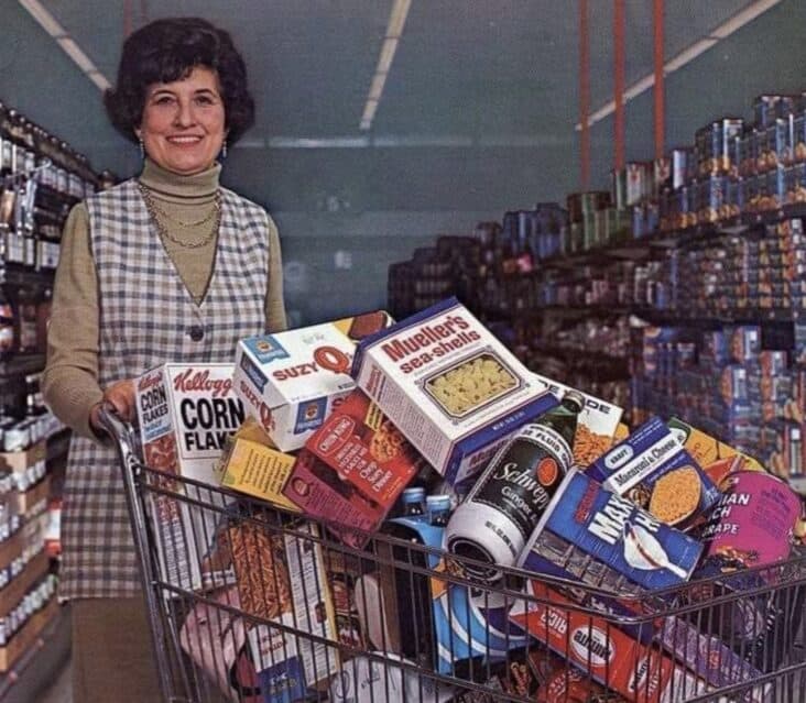 20 Retro Photos Of Grocery Shopping In The 1970s