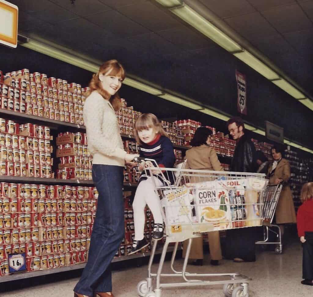 20 Retro Photos Of Grocery Shopping In The 1970s