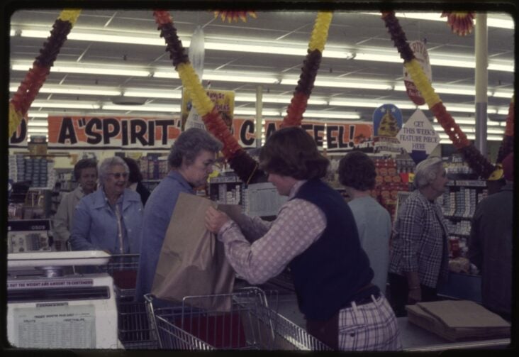 20 Retro Photos Of Grocery Shopping In The 1970s