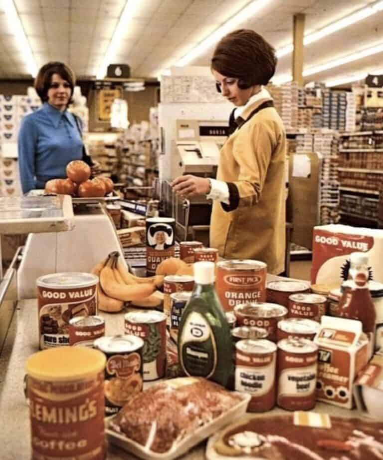 20 Retro Photos Of Grocery Shopping In The 1970s