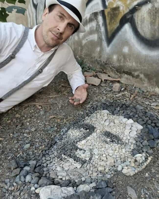 50 Incredible Portraits Made Using Only Pebbles From Artist Justin Bateman