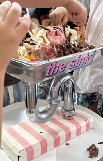 40 Ridiculous Times Restaurants Served Food On Literally Anything But A ...