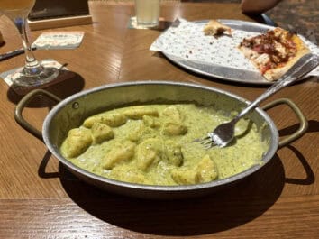 40 Ridiculous Times Restaurants Served Food On Literally Anything But A ...