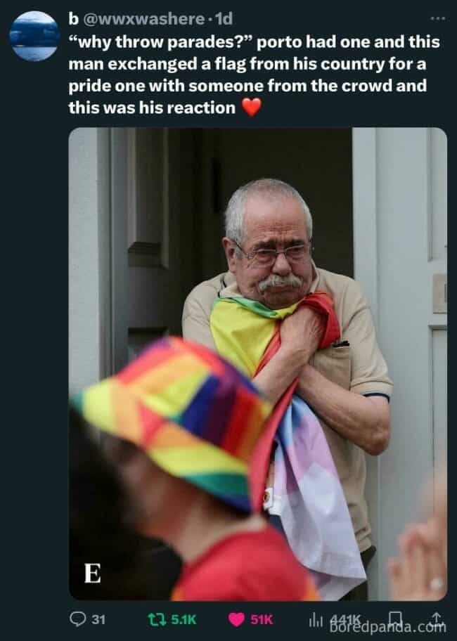 45 Wholesome Pictures Of Strangers Helping Strangers That Prove There's ...