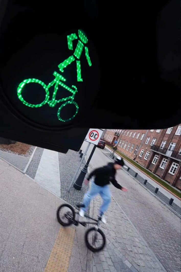 50 Unhinged Pictures That Have No Business Going This Hard