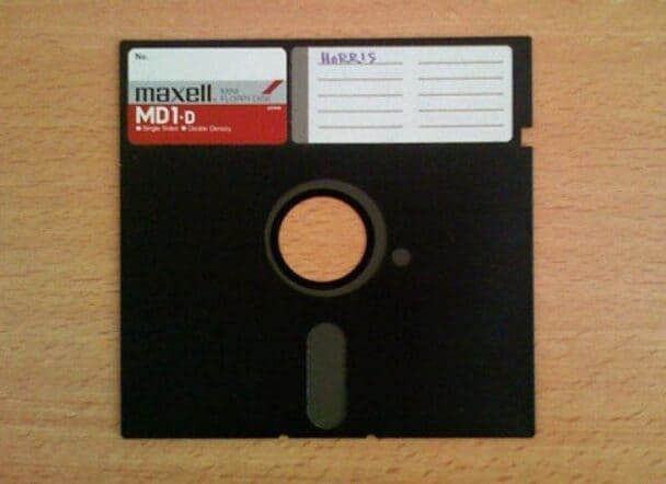 35 Nostalgic '80s Tech Pictures Showing We're All Storing On Our Mental ...