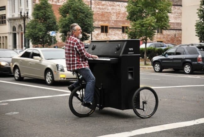 20 Funny Times Out-Of-Place Objects Turned Normal Photos Into ...