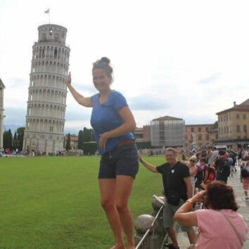 30 Hilarious Photobombs That Upstaged The People In The Picture