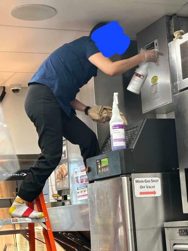 32 Hilariously Unsafe Workplace Fails That Would Make OSHA Cry