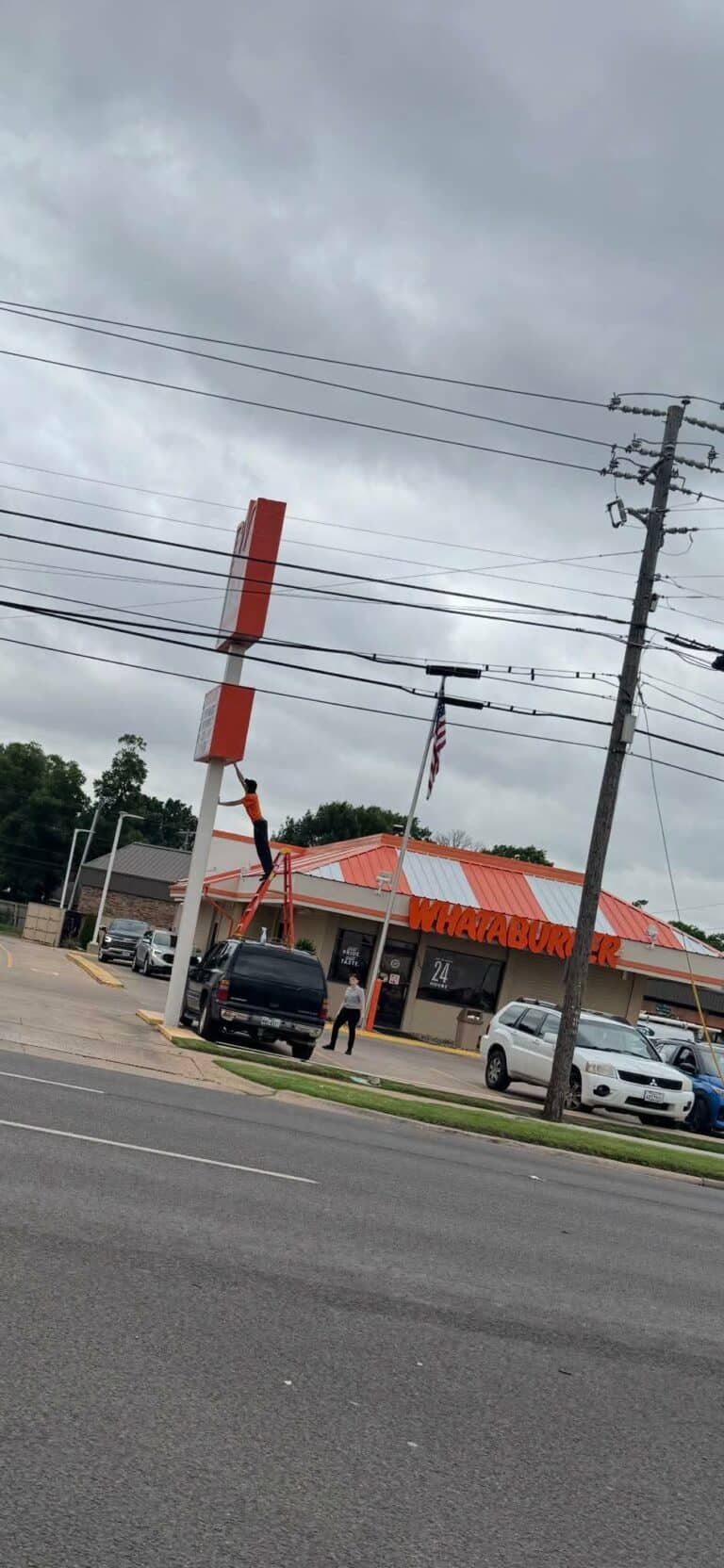 32 Hilariously Unsafe Workplace Fails That Would Make OSHA Cry