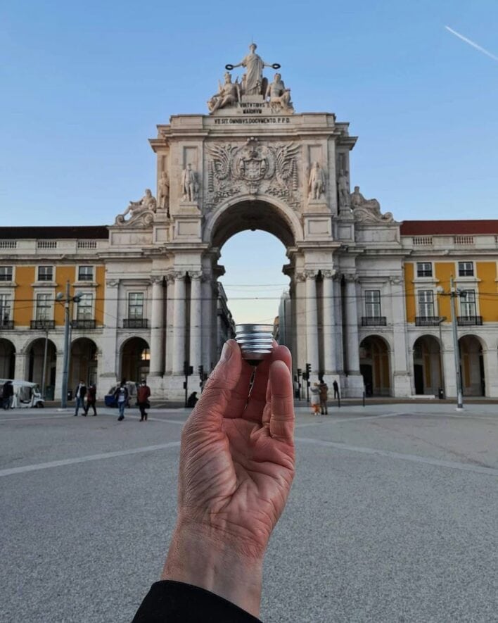 35 Clever Photos From Hugo Suíssas That Use Perspective To Play With ...