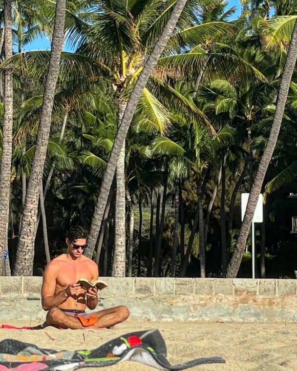 'Hot Dudes Reading' Instagram Proves Books And Square Jawlines Are The Ultimate Thirst Trap (40 ...