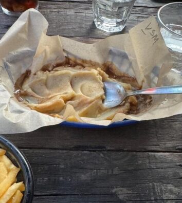 20 Pretentious Restaurants Serving Food On Literally Anything Buy A Plate