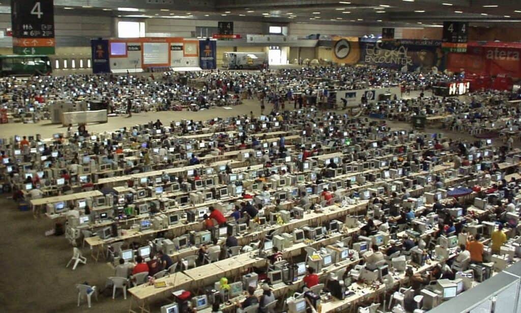 30 Nostalgic LAN Party Pictures Throwing Back To When Gaming Nerds ...