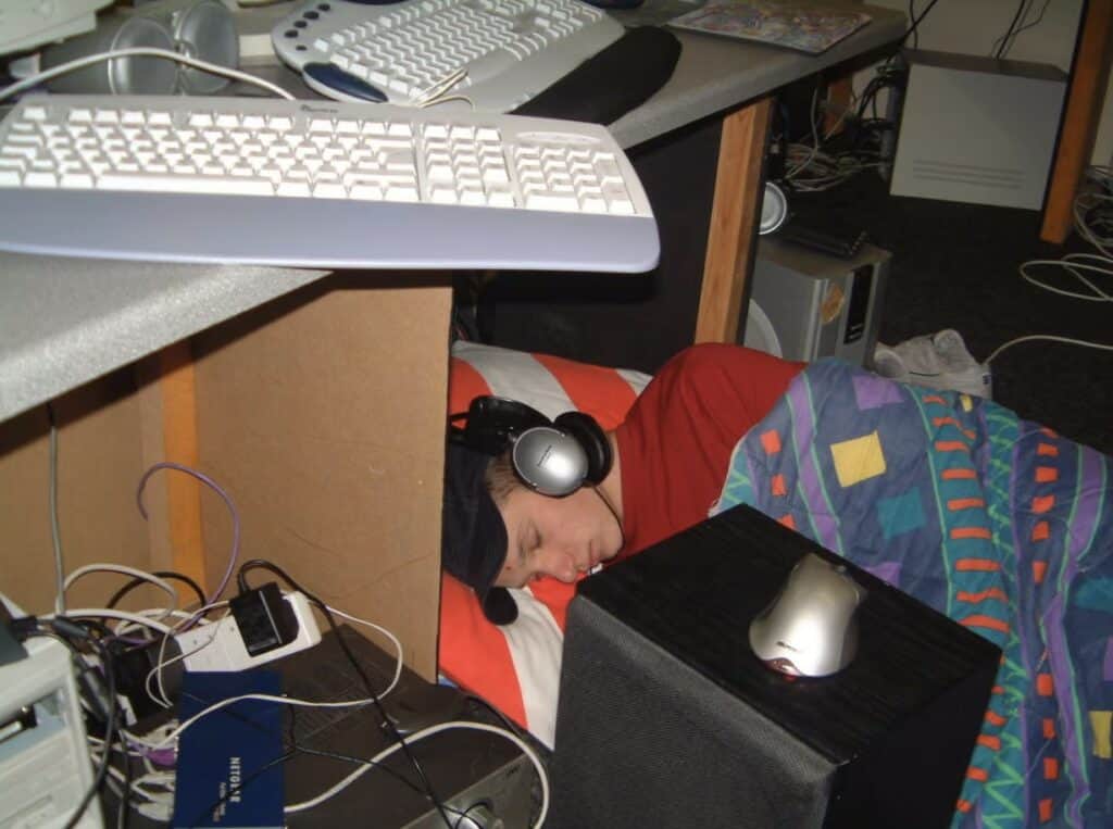 30 Nostalgic LAN Party Pictures Throwing Back To When Gaming Nerds ...