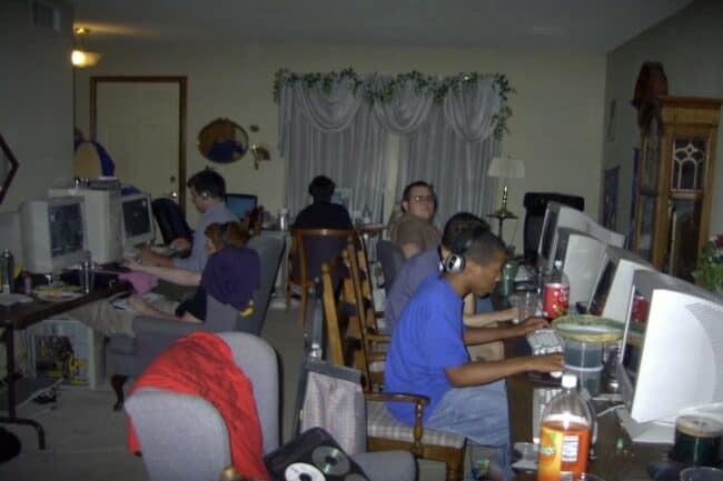 30 Nostalgic LAN Party Pictures Throwing Back To When Gaming Nerds ...